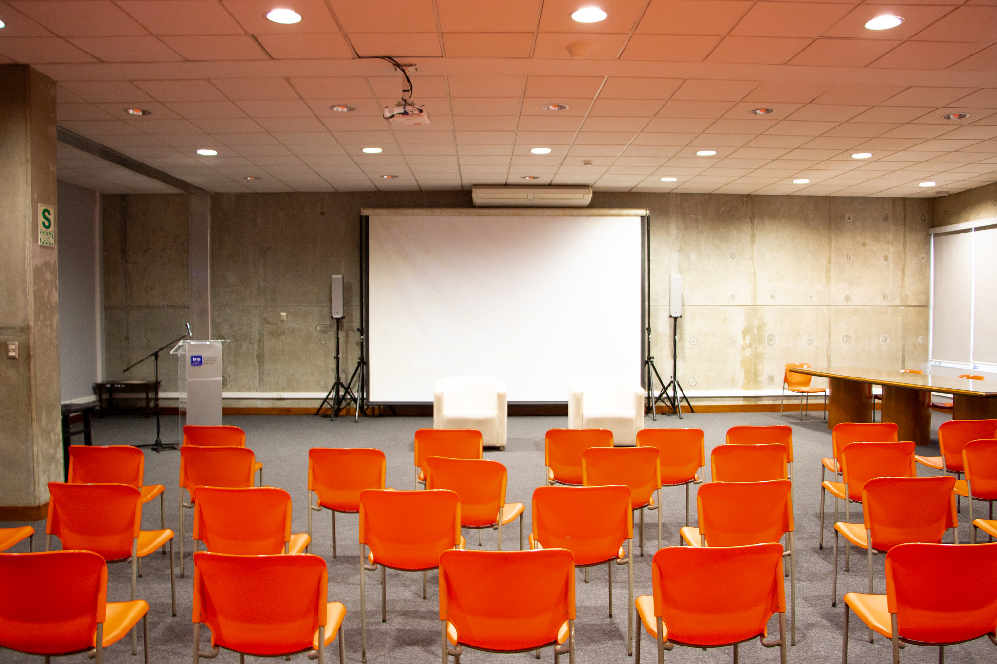 Sala de Usos Múltiples “Jorge Chediek” | Biblioteca Nacional del Perú | BNP